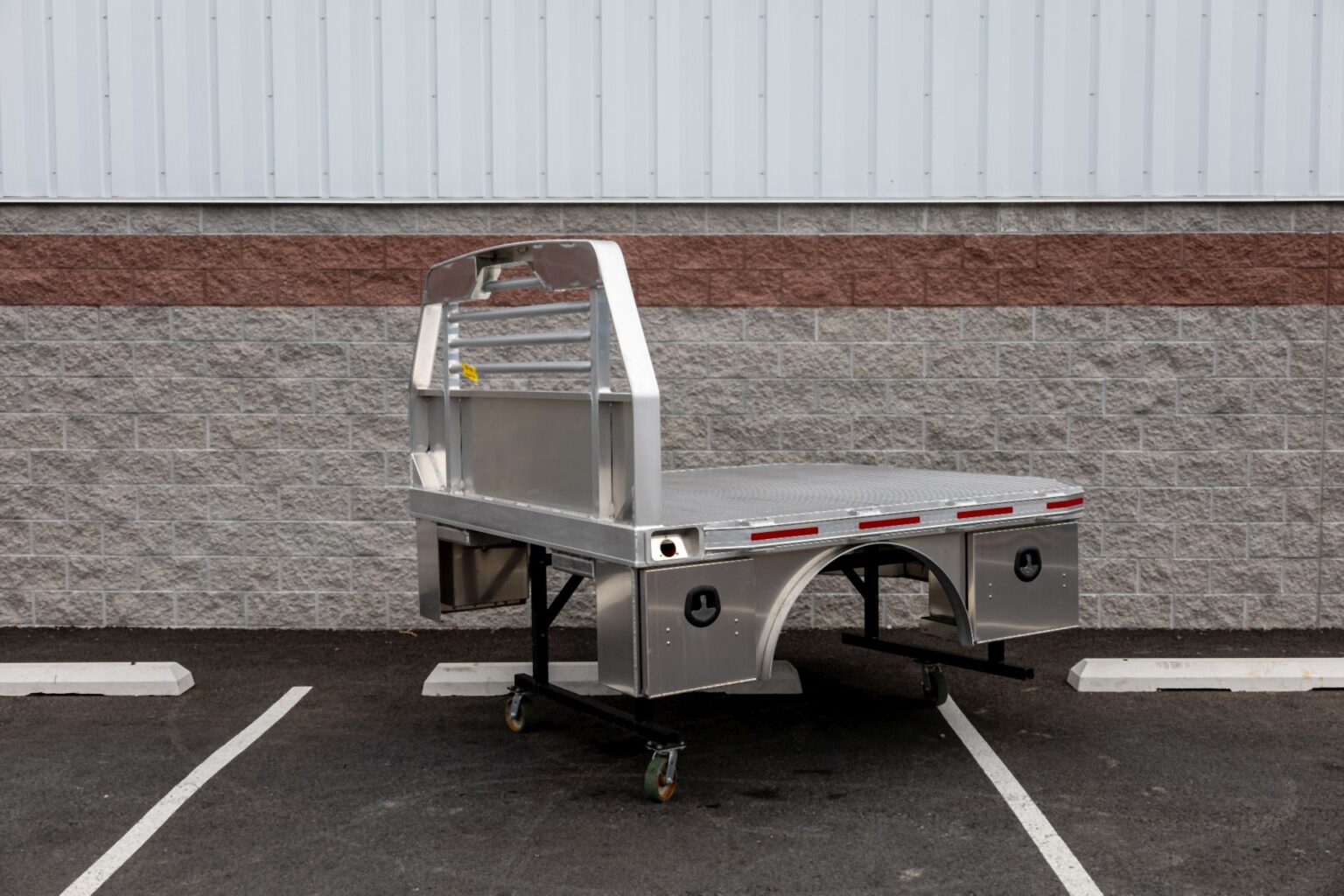 Martin 84"x88" SB Skirted Flat Bed - Fits GM/Ford Single Wheel Short Beds